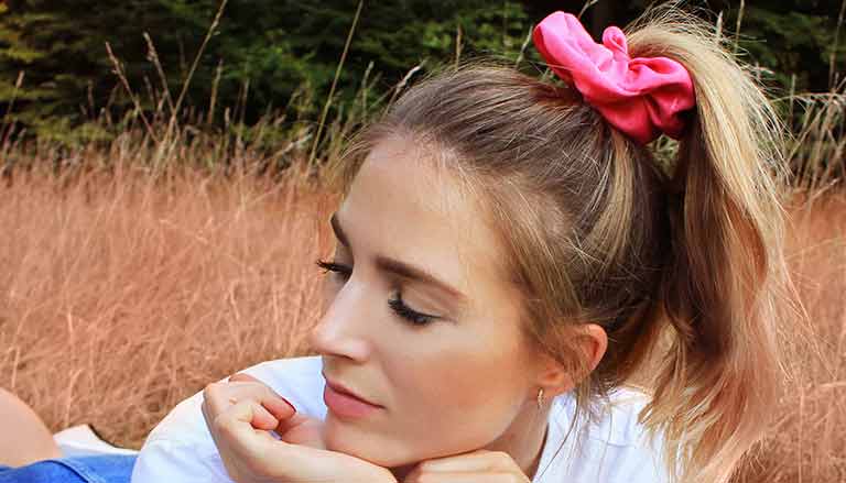 Scrunchie Frisuren – einfache Anleitung – LIKERY.de